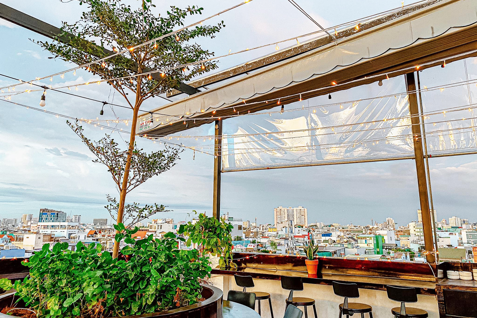 Top 10 Quán Cafe Rooftop Sài Gòn Cho Buổi Hẹn Hò Cực Chill