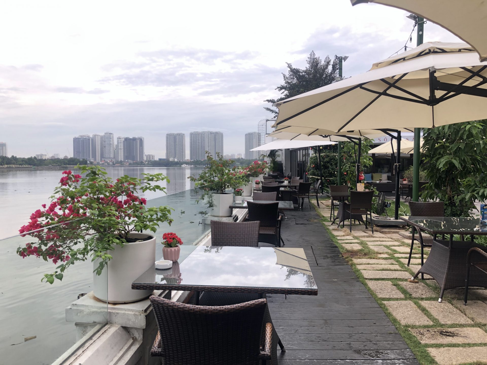 Top 10 quán cafe bờ sông ở Sài Gòn view đẹp tha hồ check-in